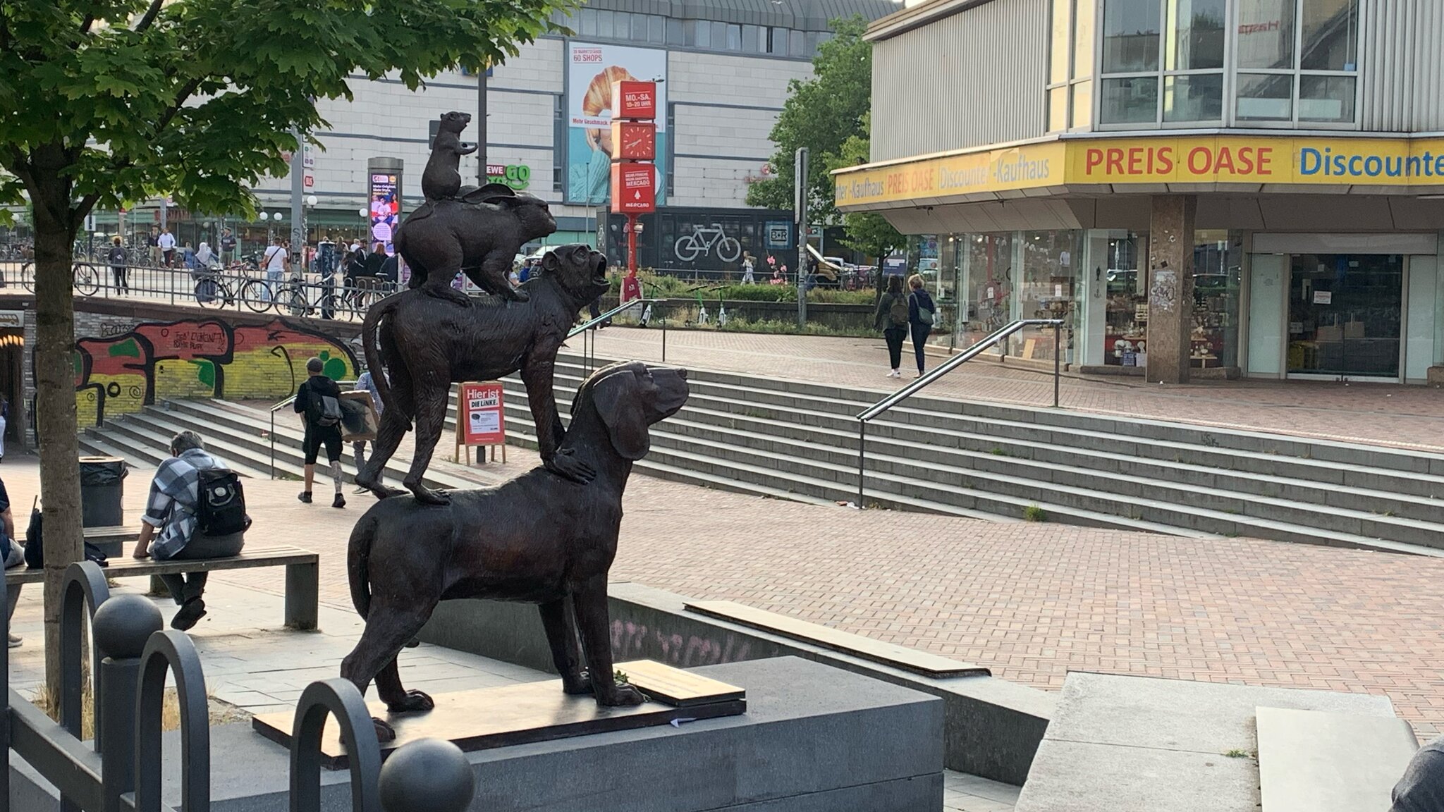 Mahnmal gegen Tierversuche: Die Geister des Tierversuchslabors ...