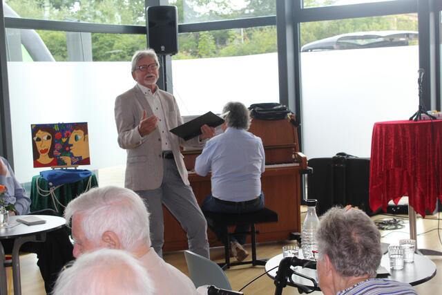 Ehrennadel an Karin Schröder verliehen: Erster Seniorentag in Neu ...