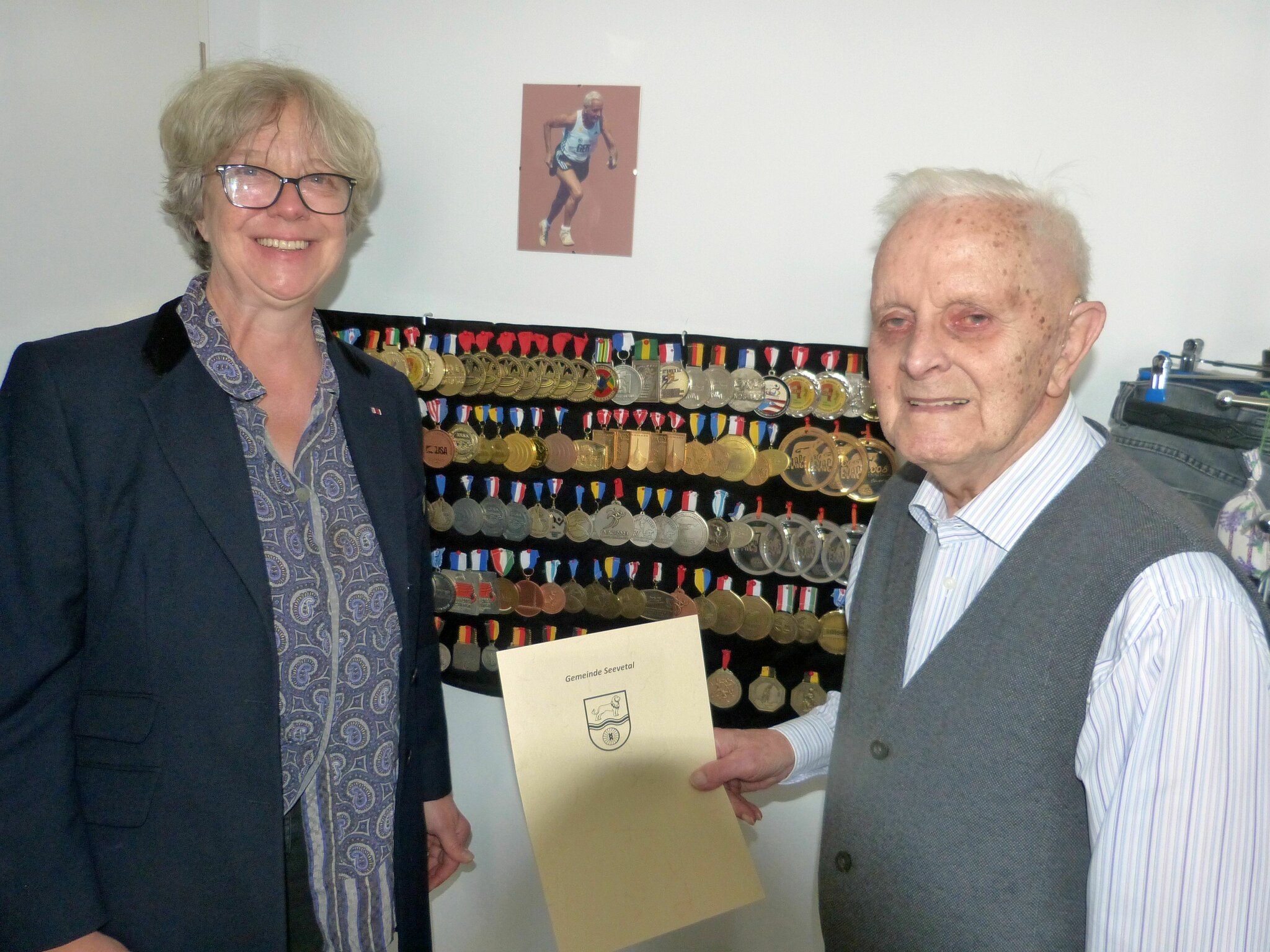 Rundes Jubiläum: Seevetals Ehrenringträger Horst Albrecht wurde 100 ...