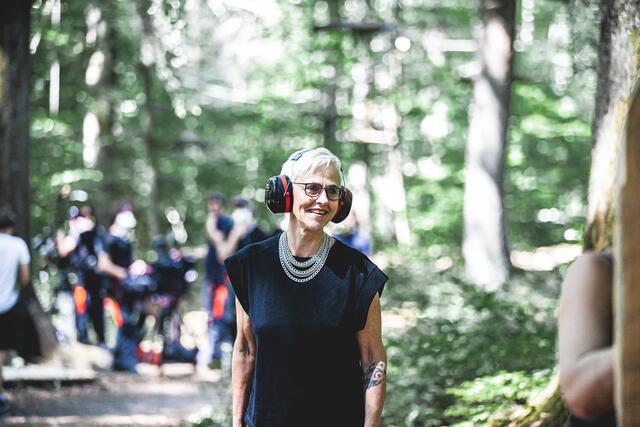 ARD Mediathek: Motorsägenkünstlerin Sylvia Itzen im Fernsehen - Buchholz