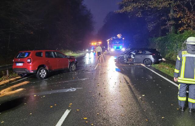 Schwerer Unfall in Buxtehude-Neukloster: Zwei Autos prallen auf der B73 zusammen - Buxtehude