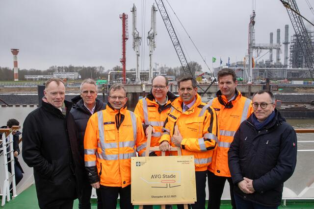 Schwimmendes LNG-Terminal kann kommen: Übergabe mit zwei Ministern ...