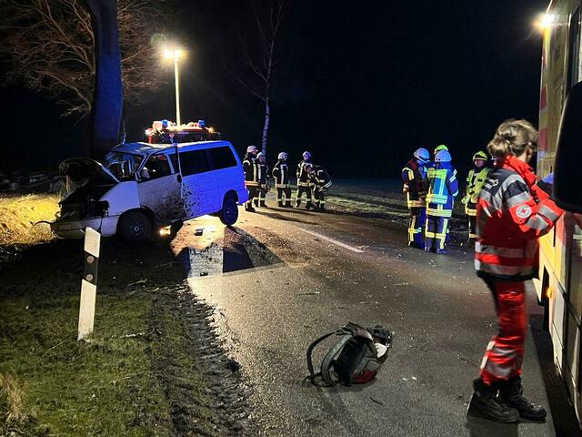 Rettungshubschrauber wurde angefordert: VW Bulli kracht bei Harsefeld gegen Baum: Fahrer schwer ...