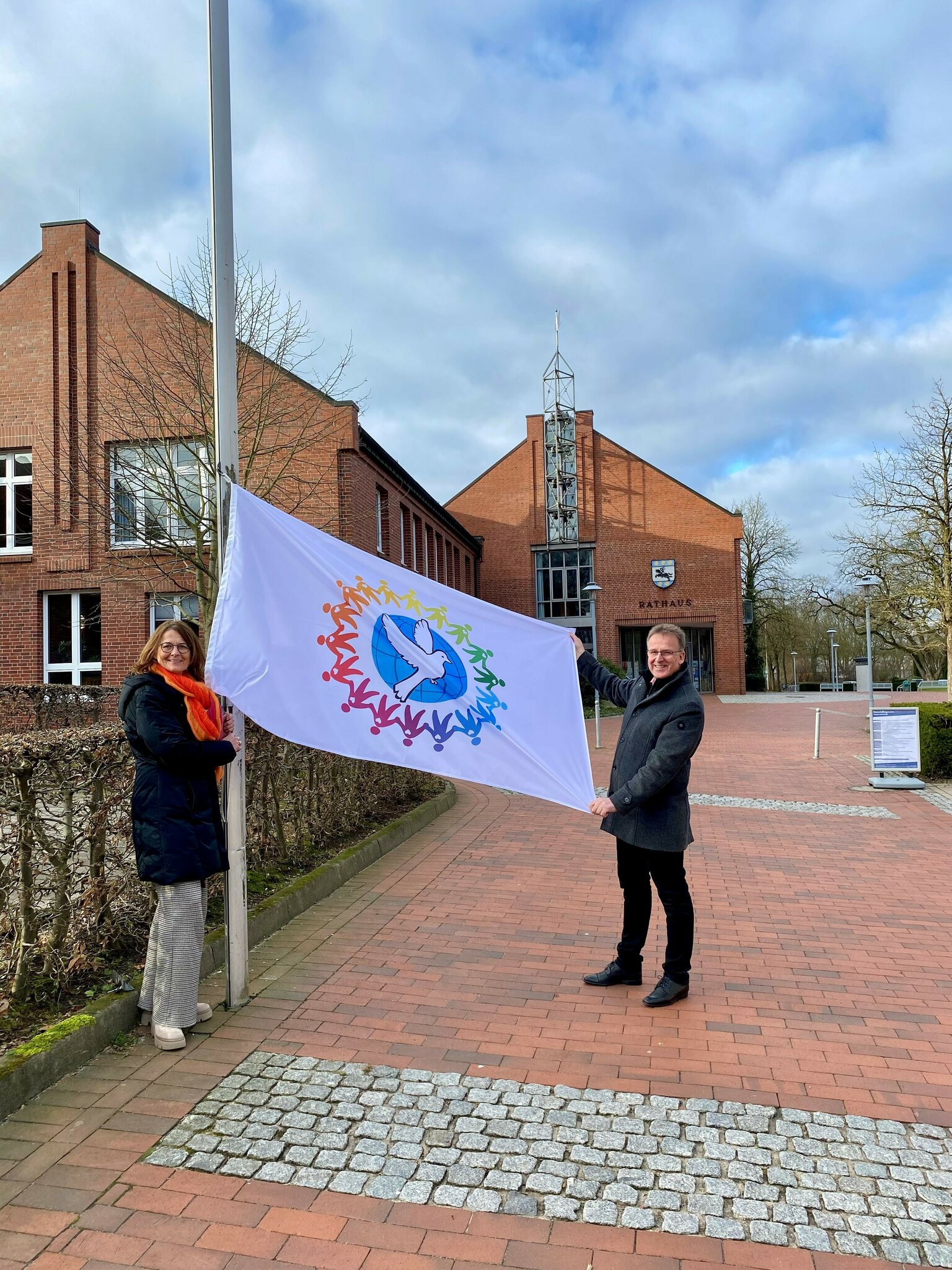Ein Zeichen setzen: Harsefeld hisst die Fahne für den Weltfrieden ...