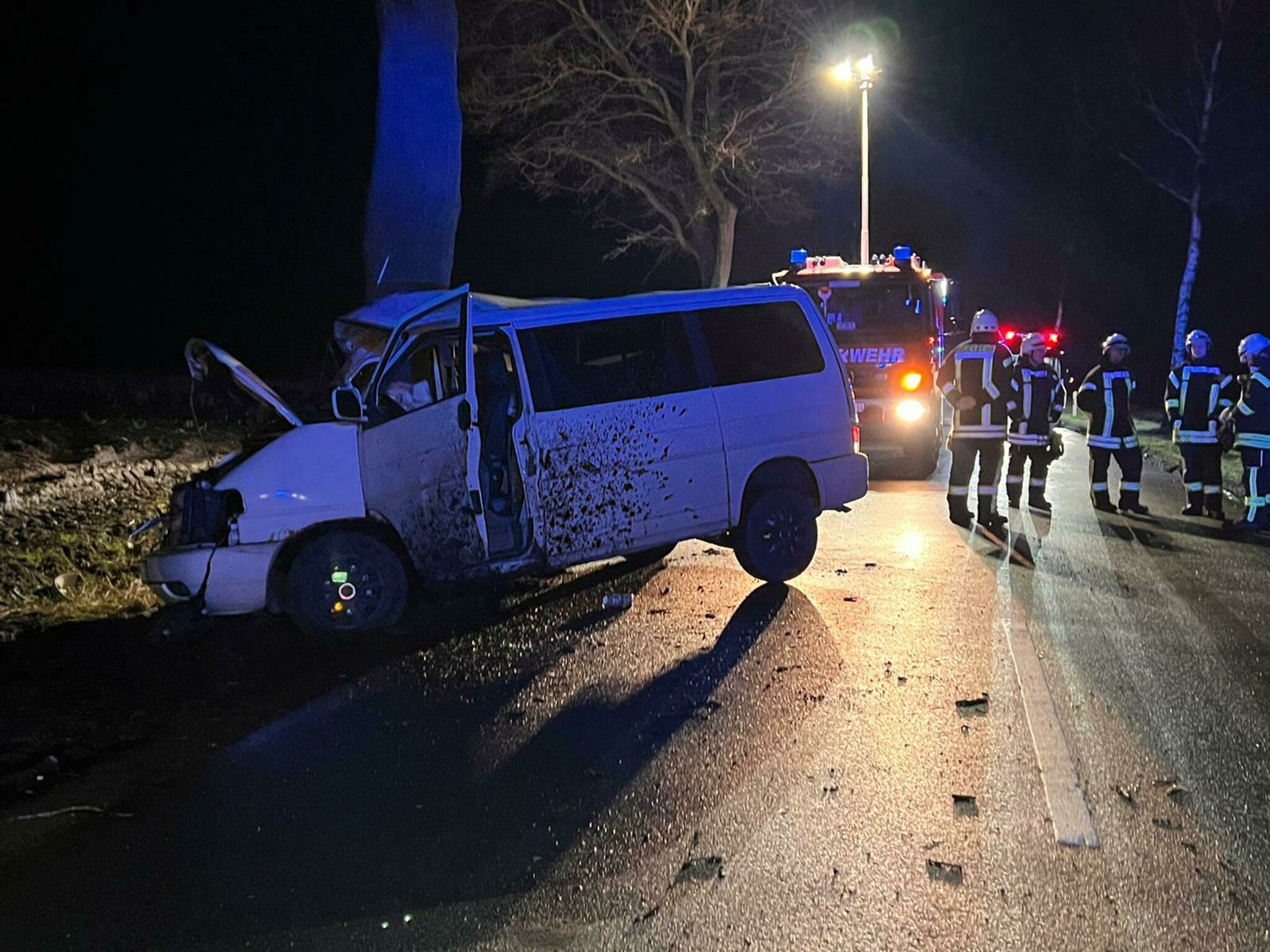 Rettungshubschrauber wurde angefordert: VW Bulli kracht bei Harsefeld gegen Baum: Fahrer schwer ...