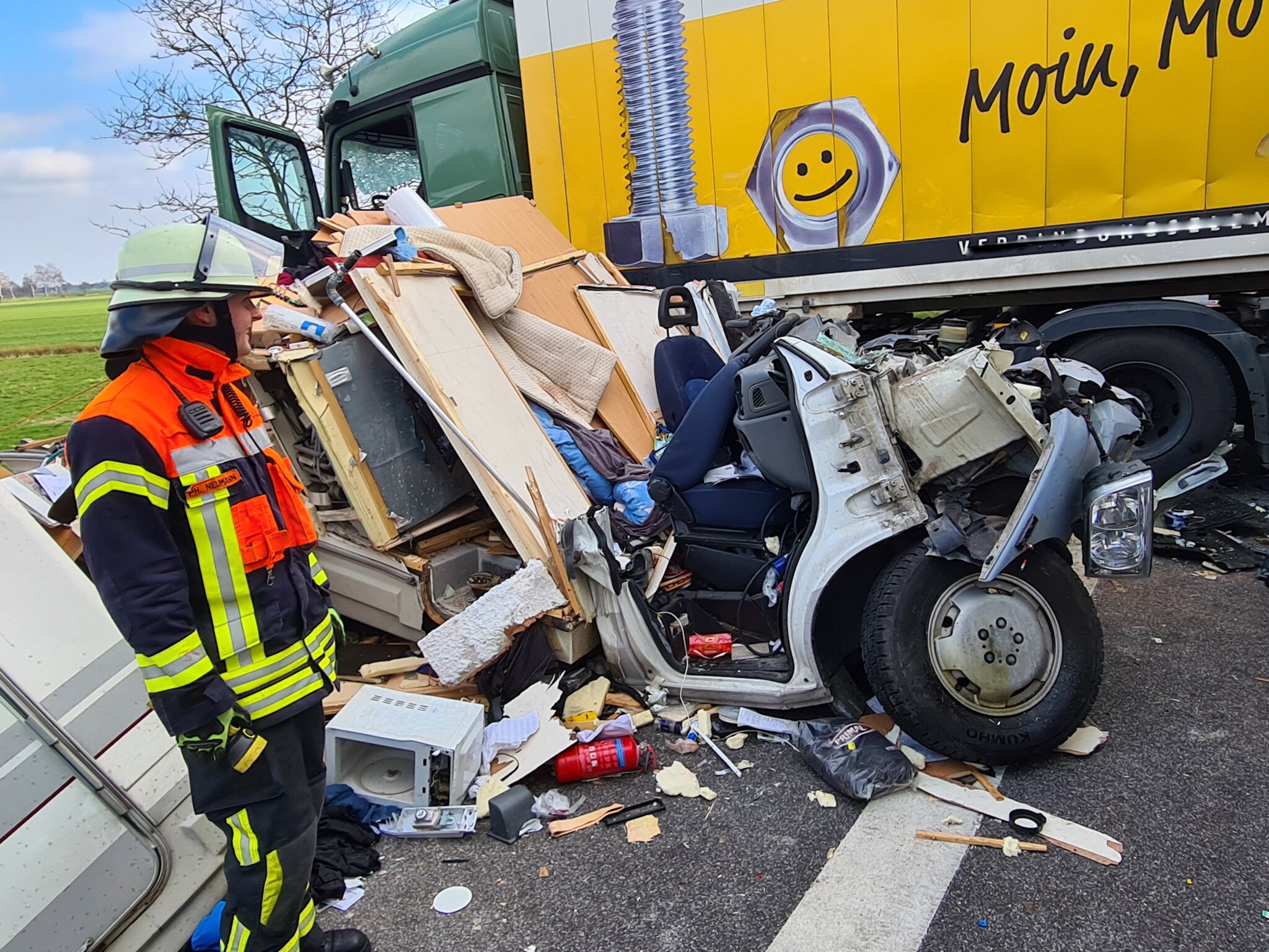 Horrorcrash auf der A1 bei Maschen: Lkw zerquetscht Wohnmobil am Stauende - Seevetal