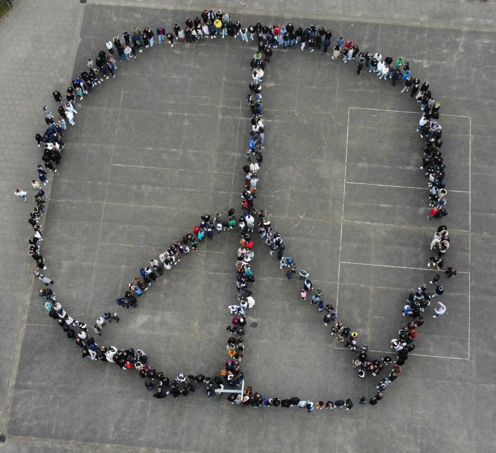 Zeichen für Frieden und Toleranz: Winsener Schüler bildeten riesiges ...