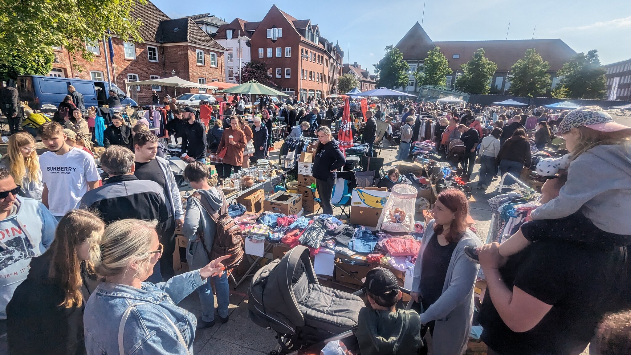 Dichtes Gedränge in der Fußgängerzone: Frühjahrs-Flohmarkt lockt die ...