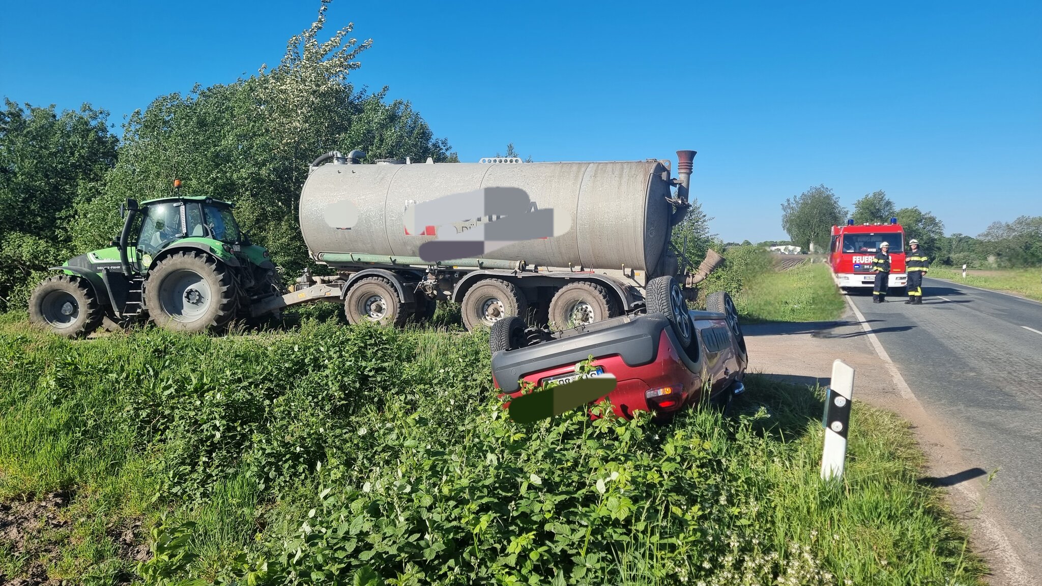 Kollision mit Trecker: Unfall bei Apensen: Pkw landet auf dem Dach - Apensen