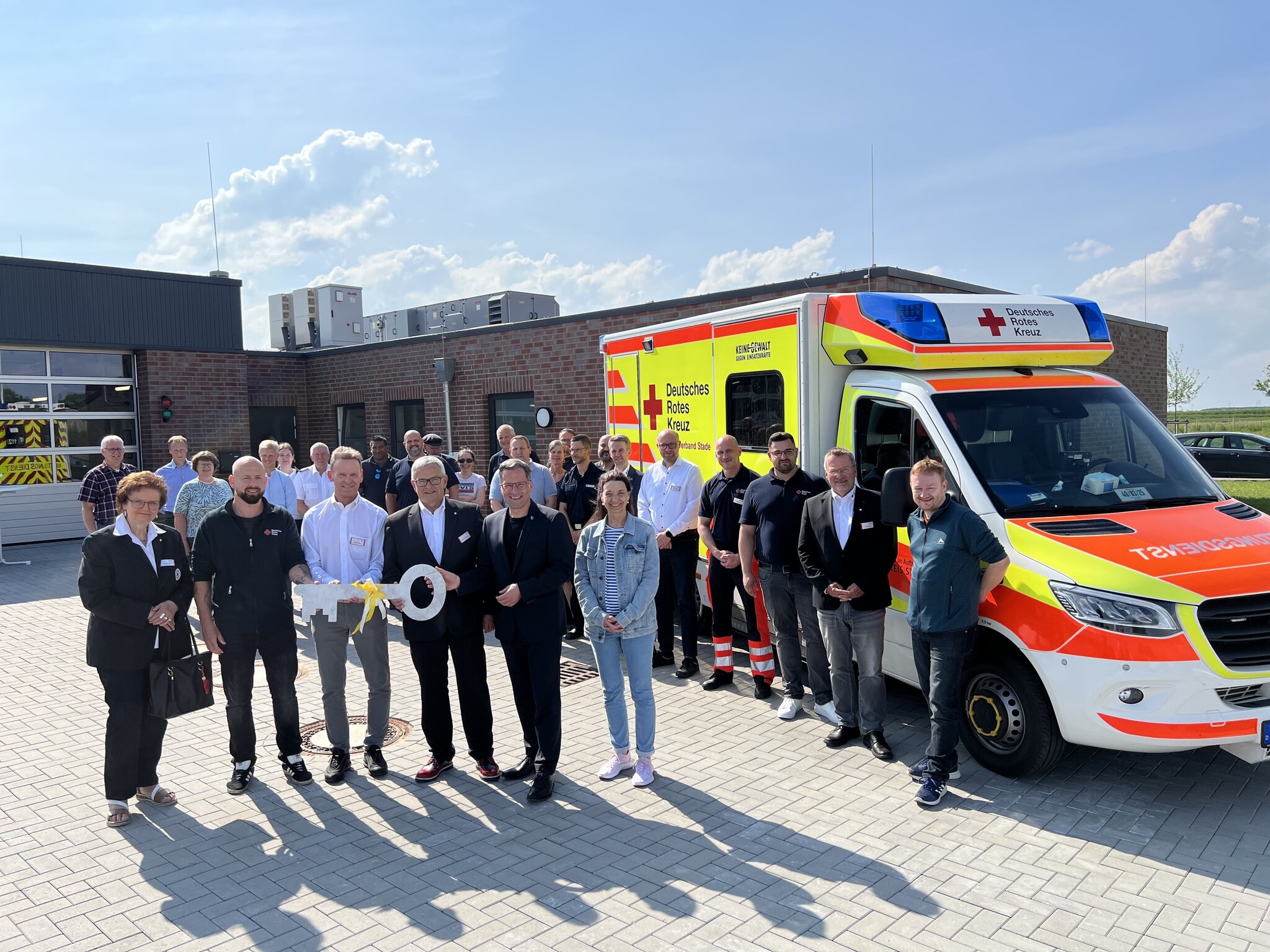 Schlüsselübergabe: Neue Rettungswache in Drochtersen eingeweiht ...