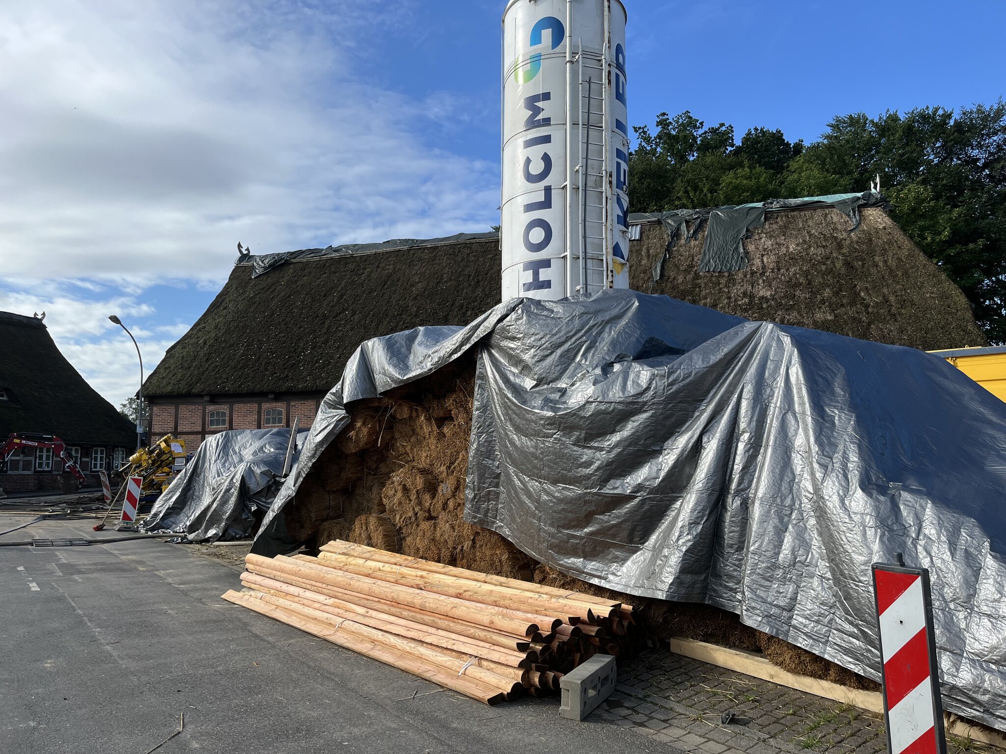 Der 100-Jährige in Hittfeld: Baufortschritt: Neues Reet in drei Wochen ...