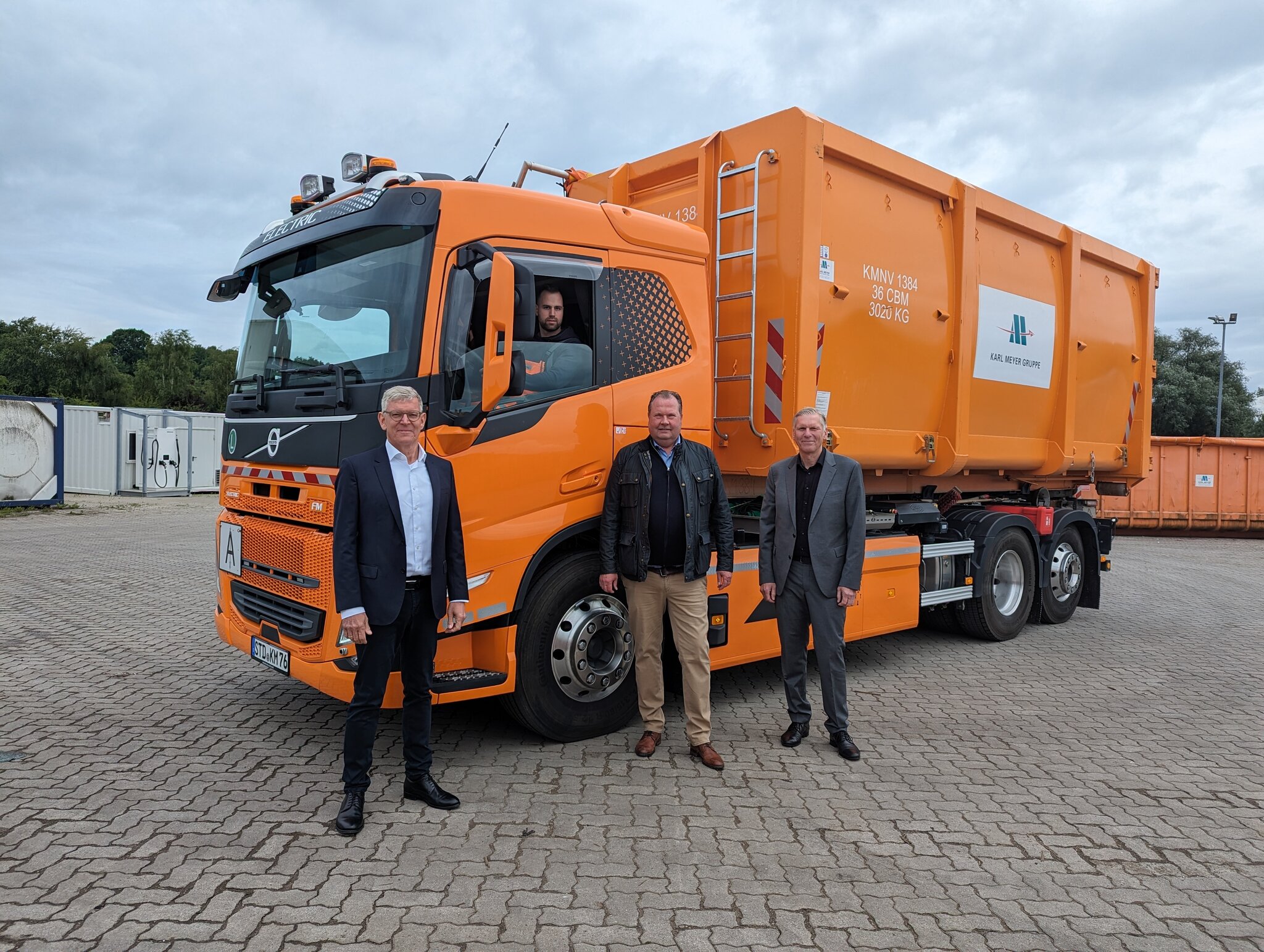 Reduzierung des CO2-Ausstoßes: Karl Meyer Gruppe nimmt ersten E-Lkw in ...