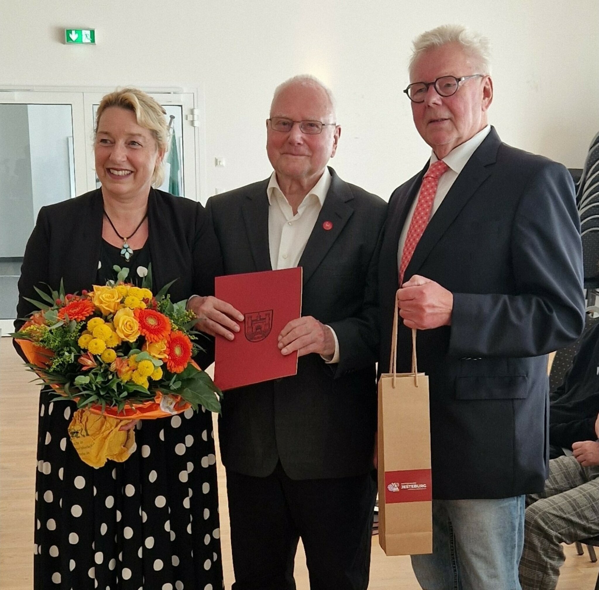 Jesteburg: Hans-Heinrich Wolfes geehrt: „Vom Ehrenmann zum Ehrenbürger ...