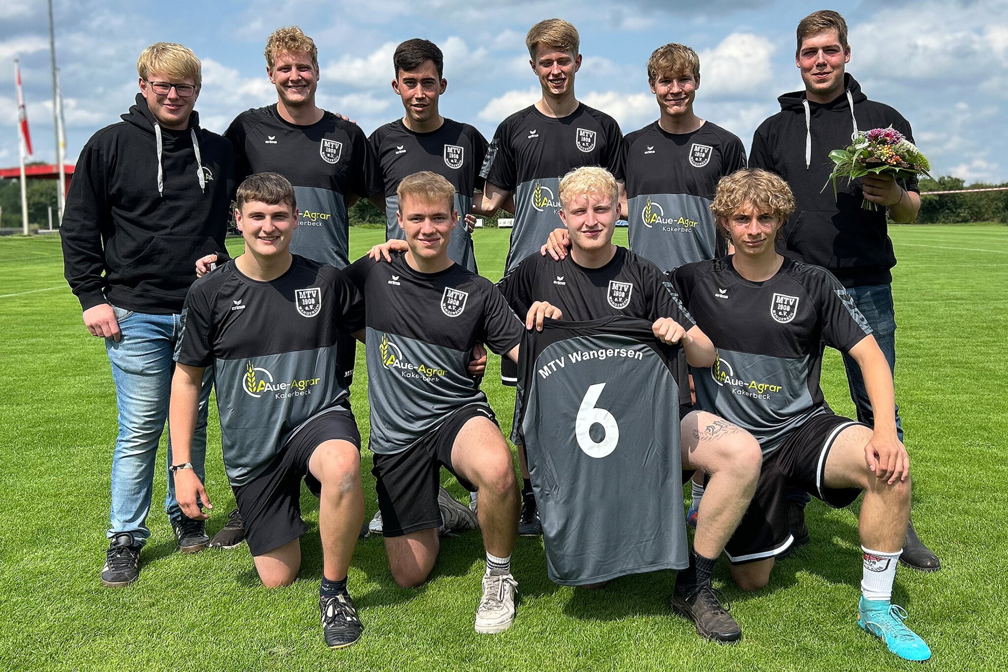 MTV Wangersen: Neue Trikots für Faustballer des MTV Wangersen - Harsefeld