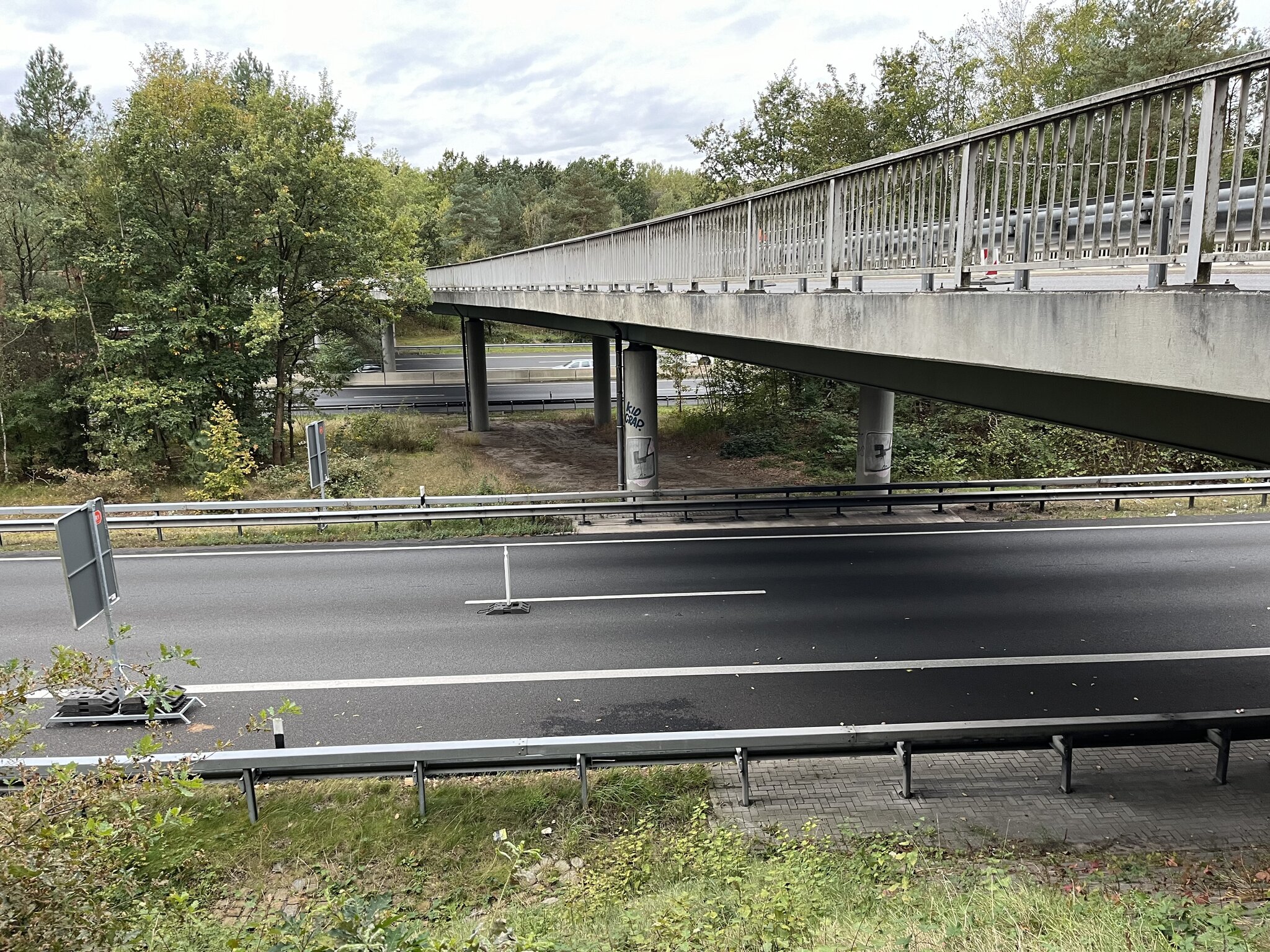 Horster Landstraße A7: Großraumtransporter kollidiert mit Brücke - Seevetal
