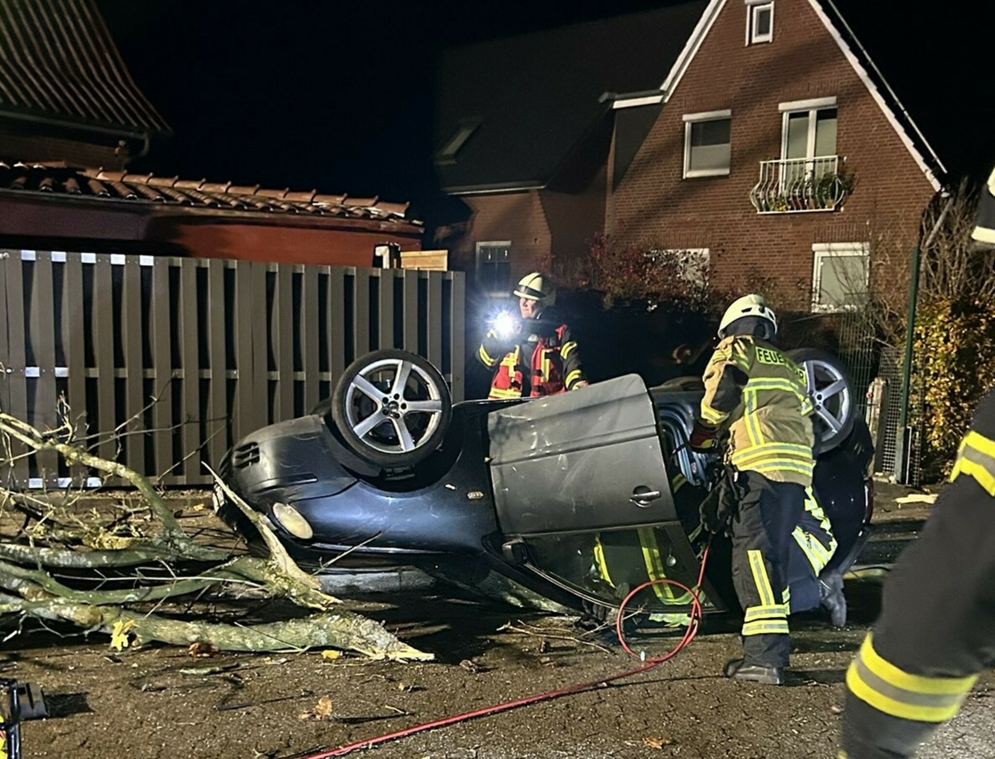 Zwei junge Männer sterben: Polo kracht in Baum: Tödlicher Unfall in Harsefelder Wohngebiet ...
