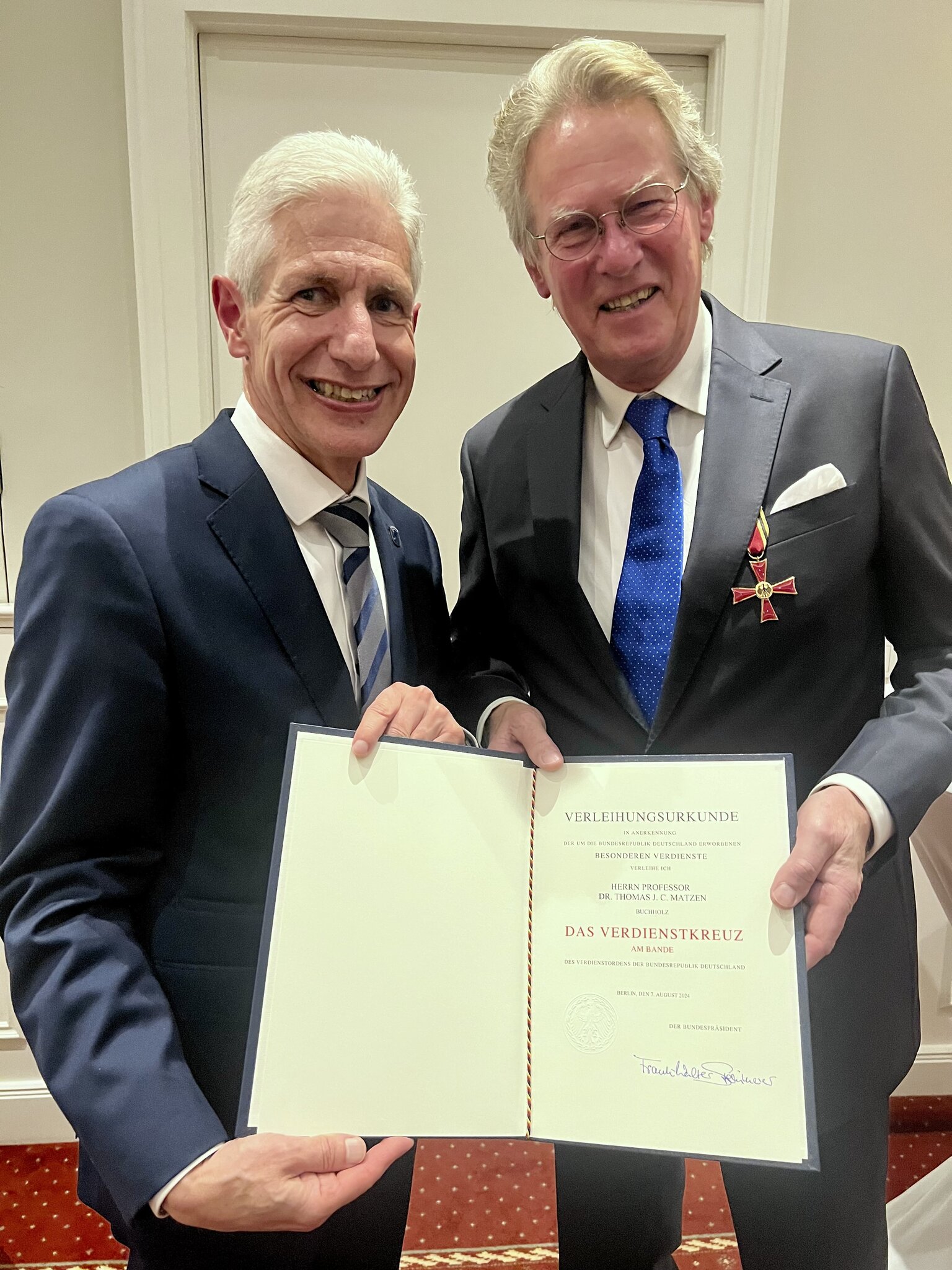 Landkreis Harburg: Verdienstkreuz am Bande für Prof. Dr. Thomas J.C ...