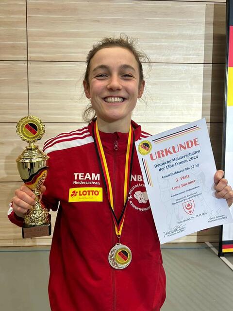 Lena holt Bronze: Asseler Boxerin auf dem Siegerpodest - Drochtersen