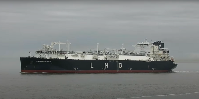 "Energos Force" passiert Cuxhaven mit voller Fahrt: Schwimmendes LNG ...
