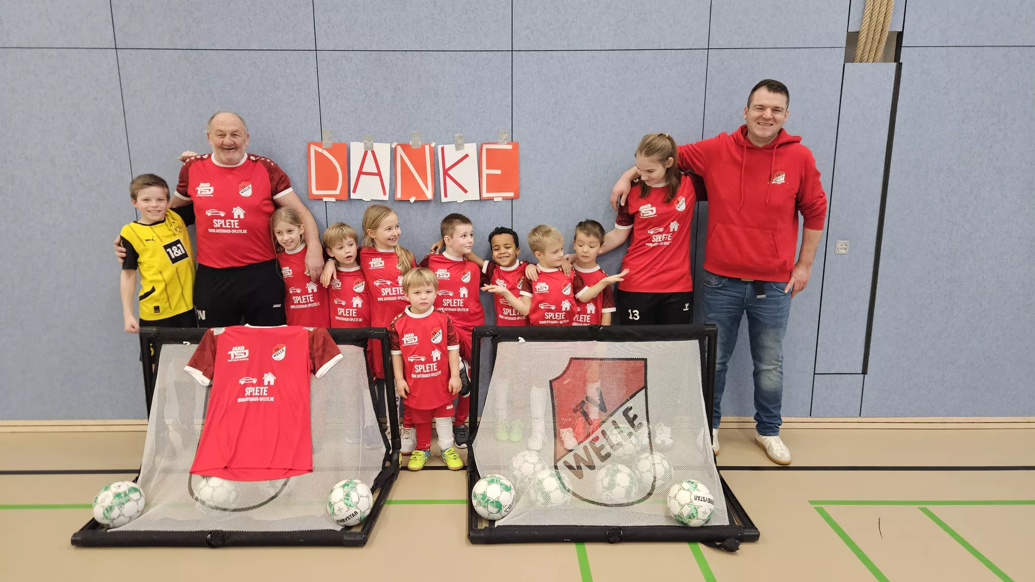 TV Welle: Autohaus spendet Trikots für U6-Fußballer von Trainer "Buttje ...