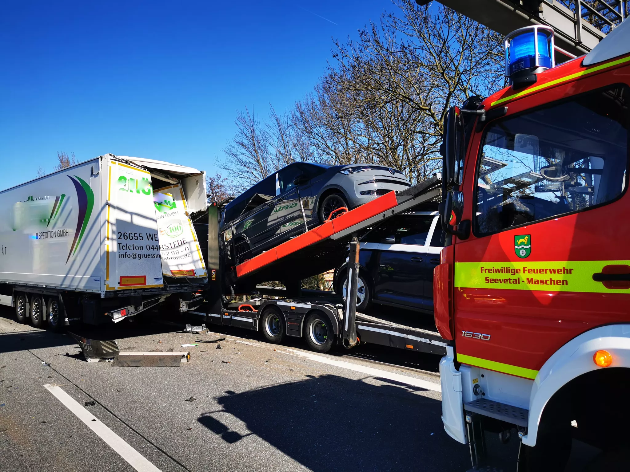 Schwerer Unfall auf der A1: Autosattelzug und zwei weitere LKW kollidiert - Seevetal