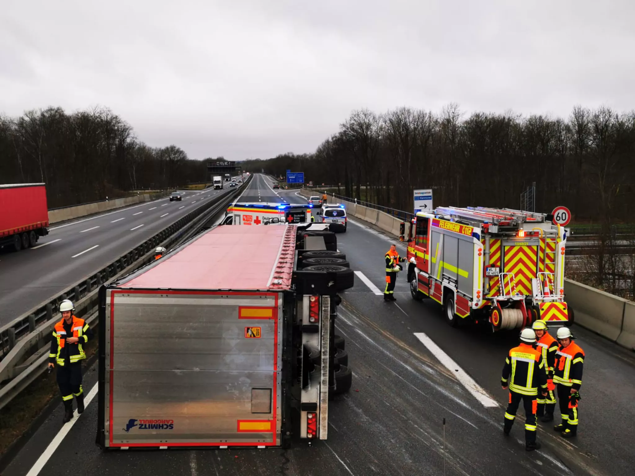 A39 nach Unfall gesperrt: Sattelzug kippt auf die Seite und blockiert beide Spuren - Seevetal