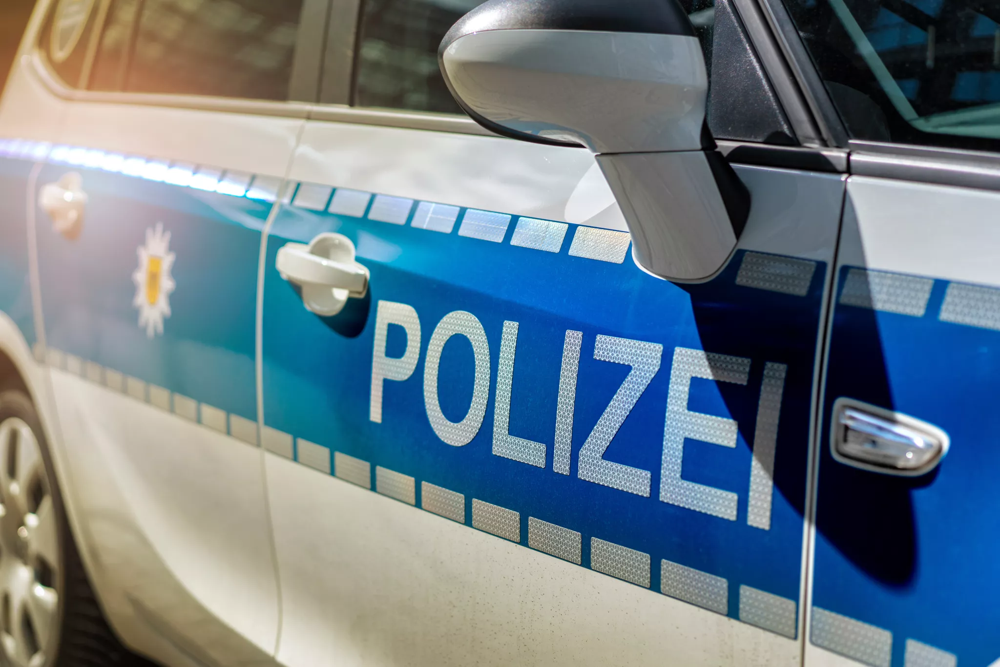 Polizei sucht Zeugen: Frau sprang mehrfach vor Autos - Winsen