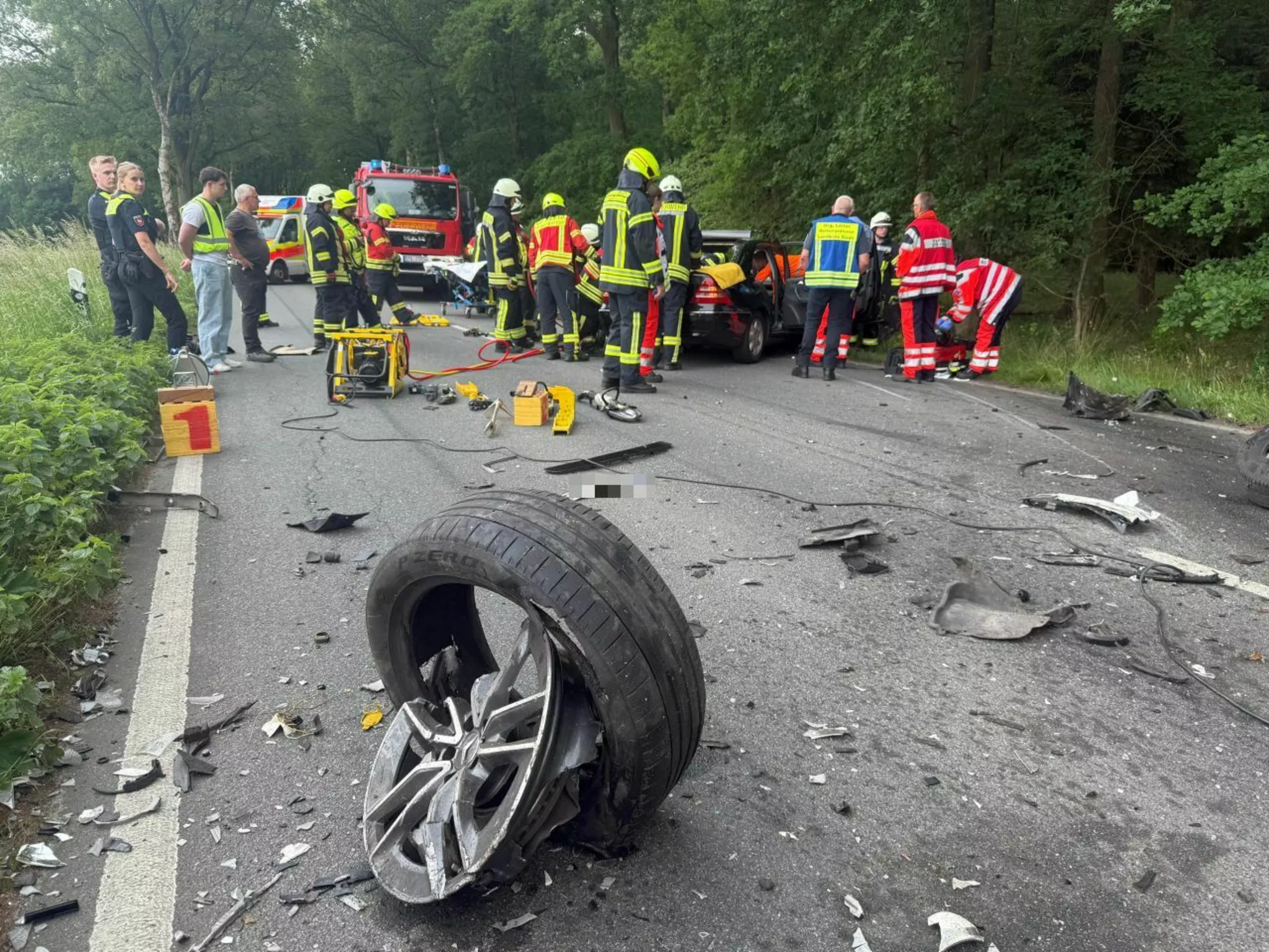 Rettungshubschrauber landete: Schwerer Unfall bei Harsefeld: Kollision von vier Autos - Harsefeld