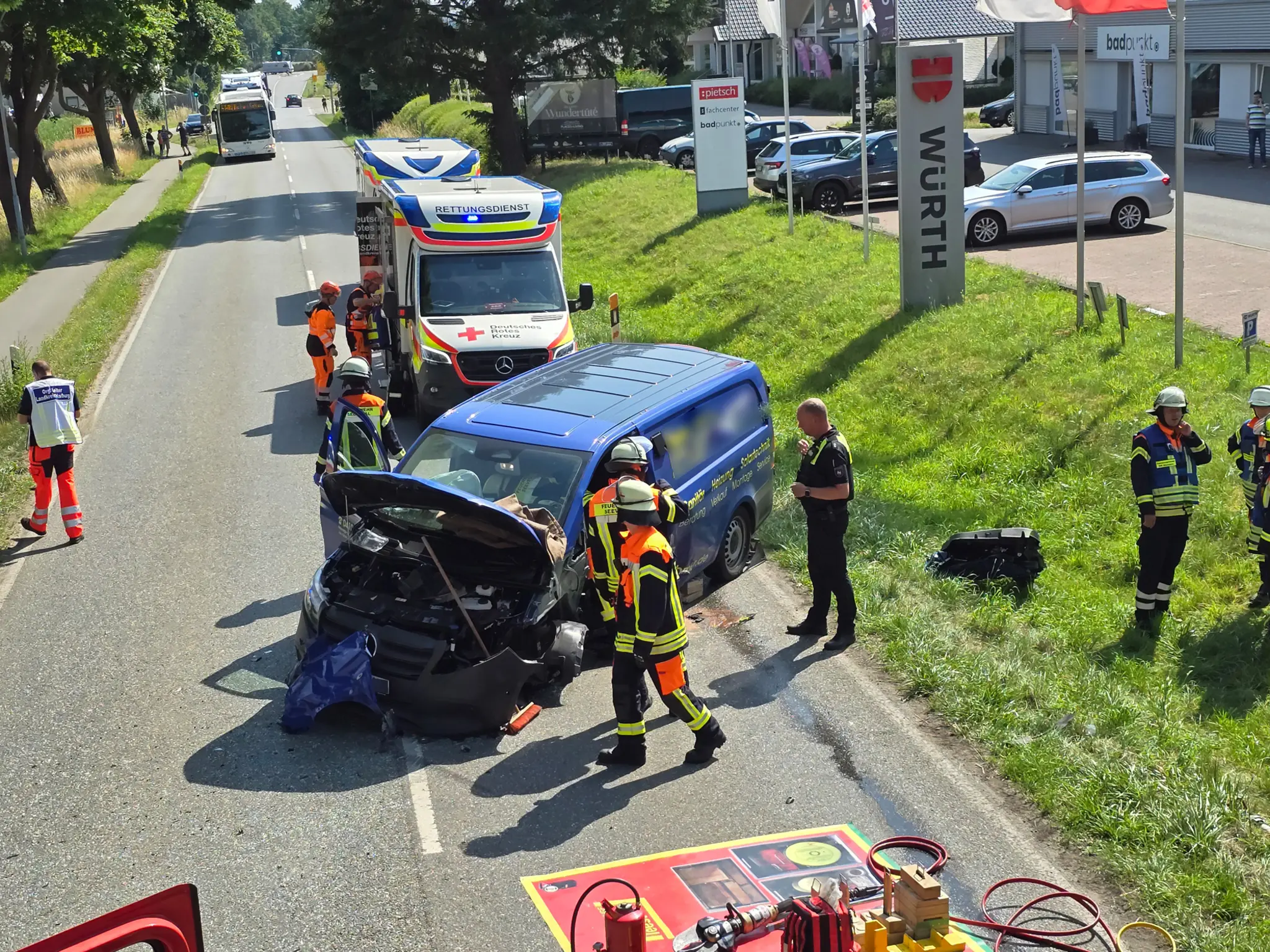 Feuerwehr Fleestedt: Zwei teils Schwerverletzte bei PKW-Kollision - Seevetal