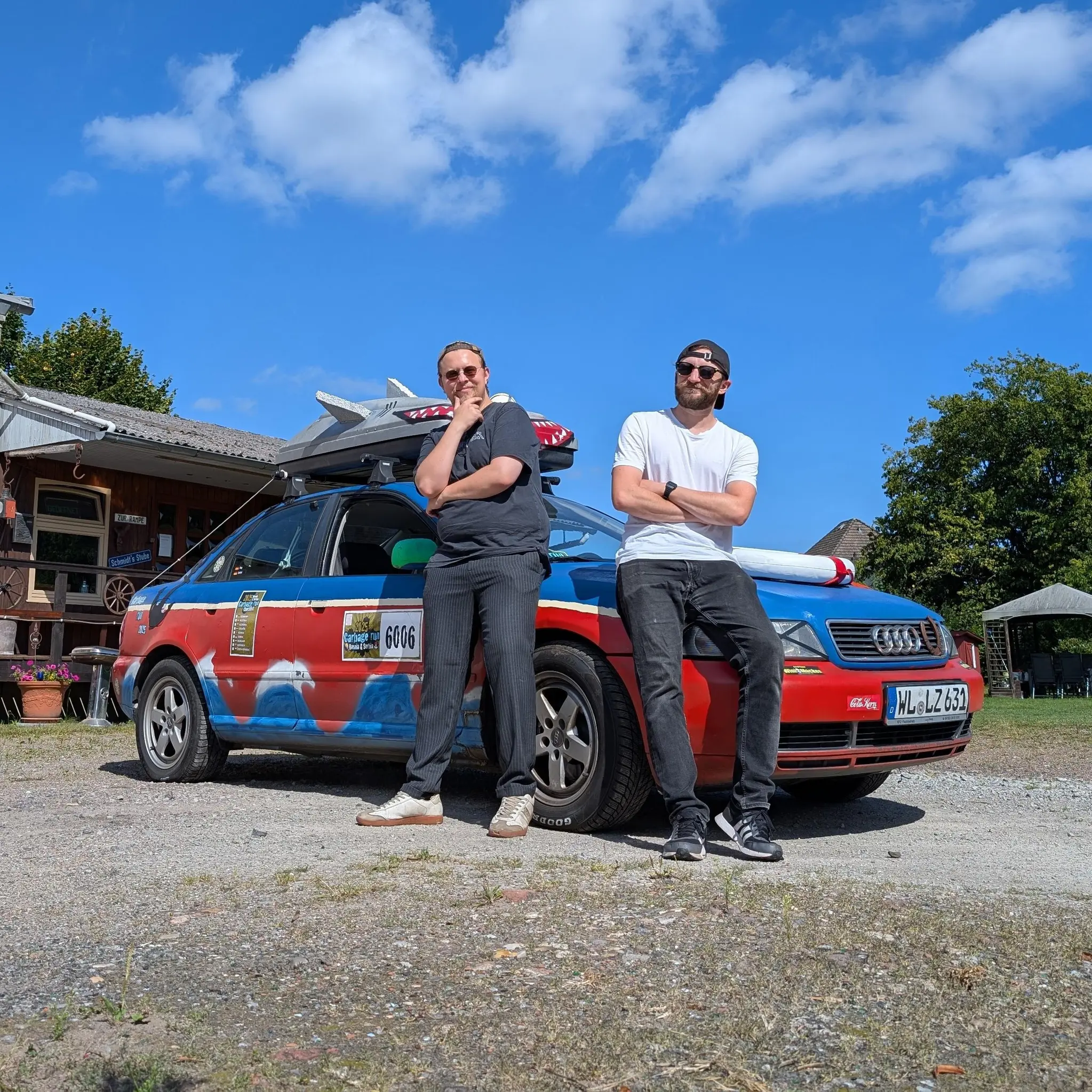 Zwei Abenteurer nehmen mit Schrottboliden am "Carbage Run" teil - Tostedt