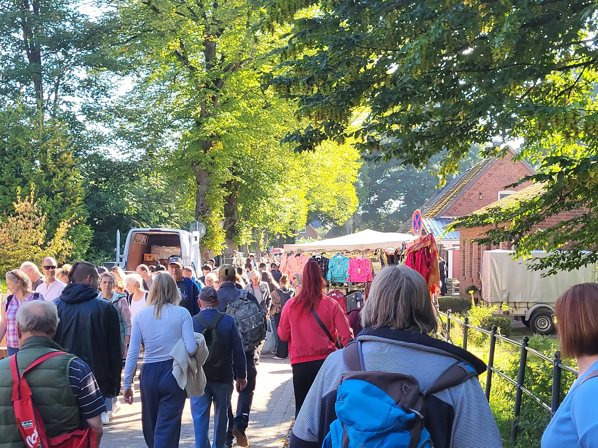 Tausende Besucher beim Traditionsflohmarkt: Flohmarkt in Tostedt 2025 ...