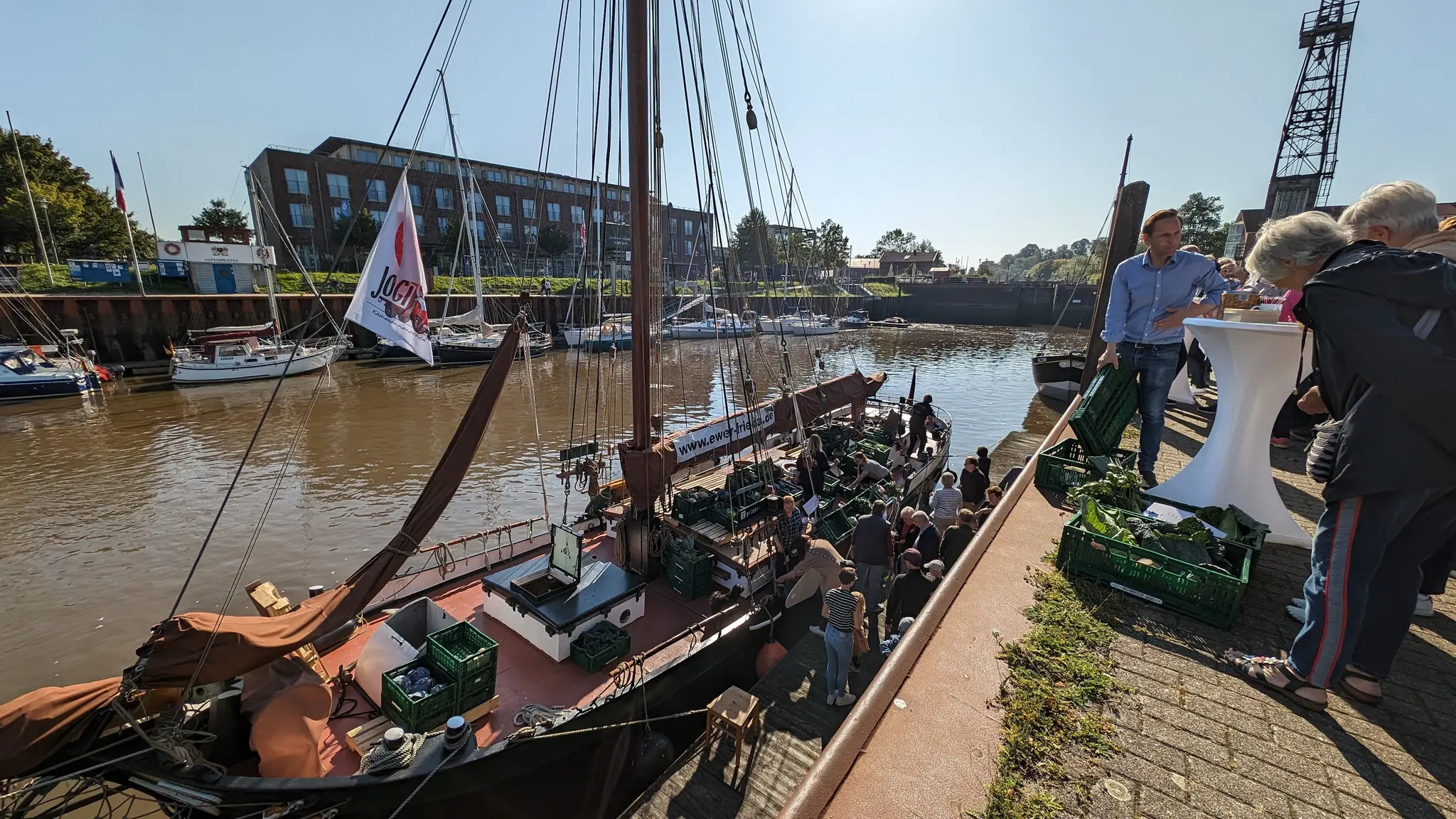 Stader Kohltag: Ewer Frieda-Crew trifft Dithmarscher Kohlregentinnen ...