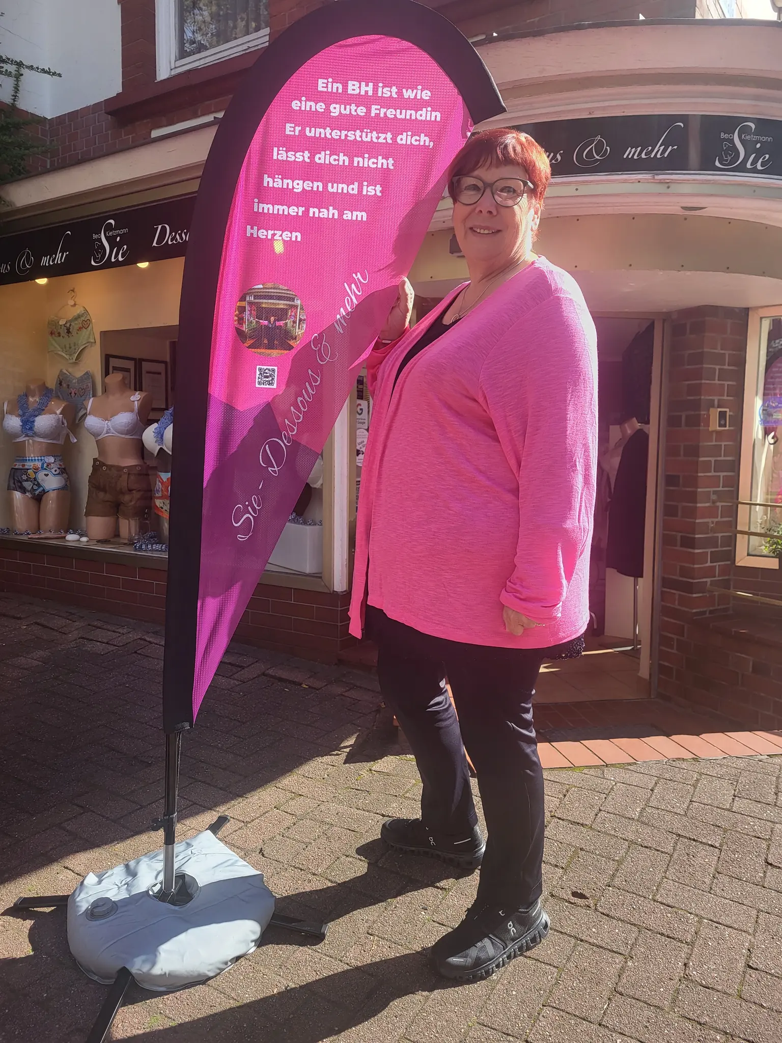 Buxtehude wird pink: BH-Girlanden machen auf Brustkrebs aufmerksam ...