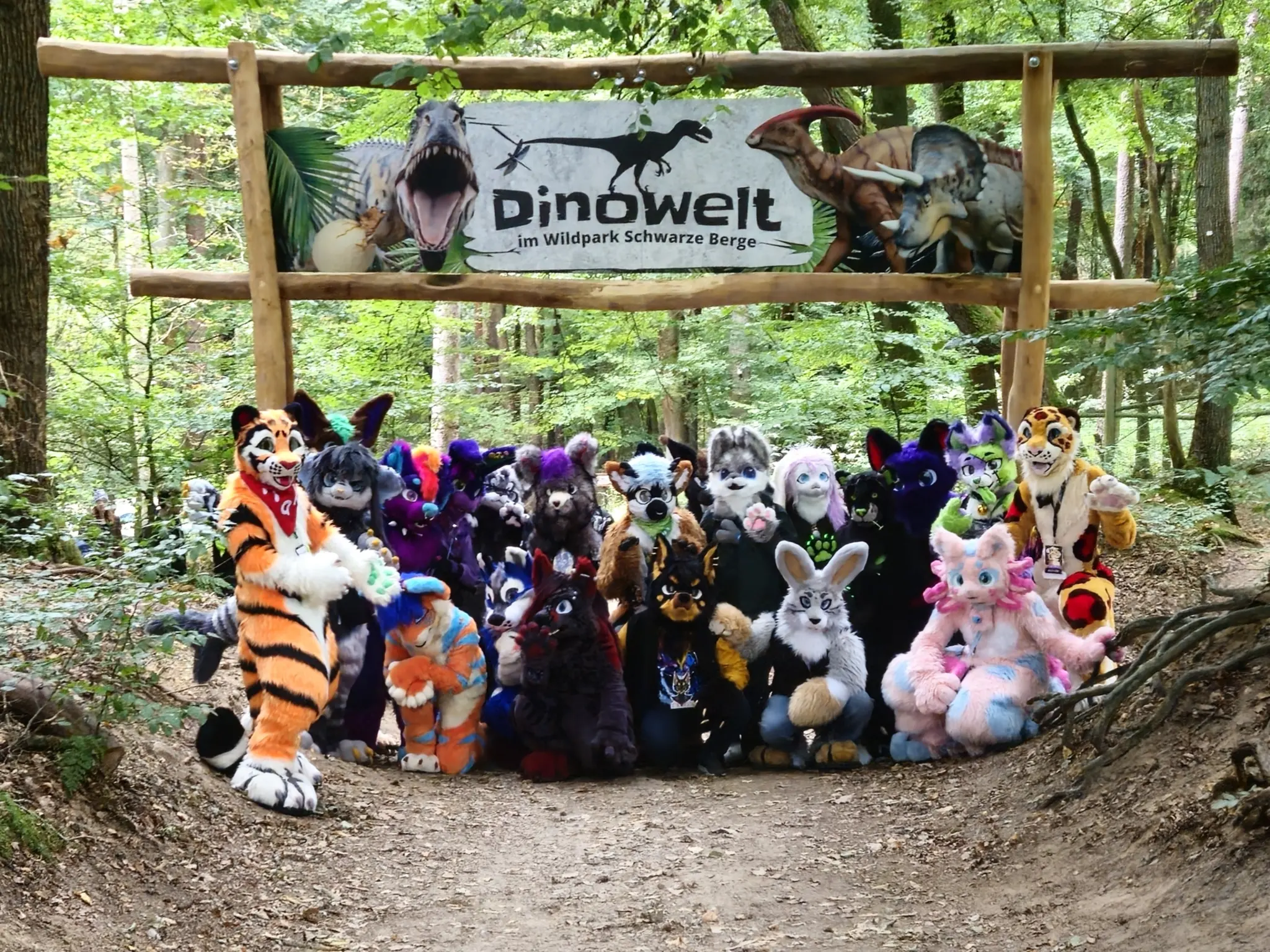 Zootage im Wildpark Schwarze Berge: Furries treffen Dino-Maskottchen ...