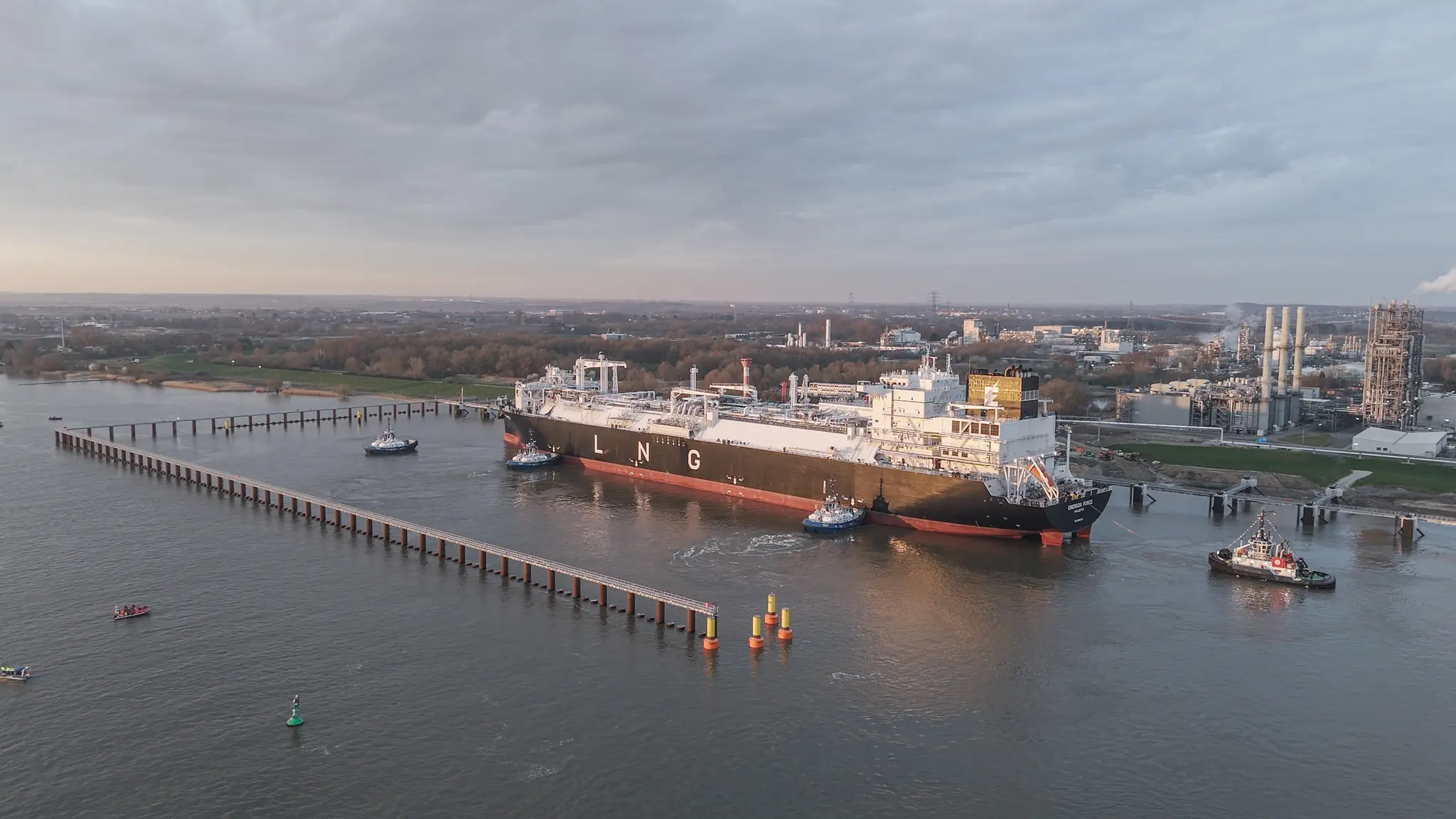 Inbetriebnahme der "Energos Force" erst 2026: Schwimmendes LNG-Terminal ...