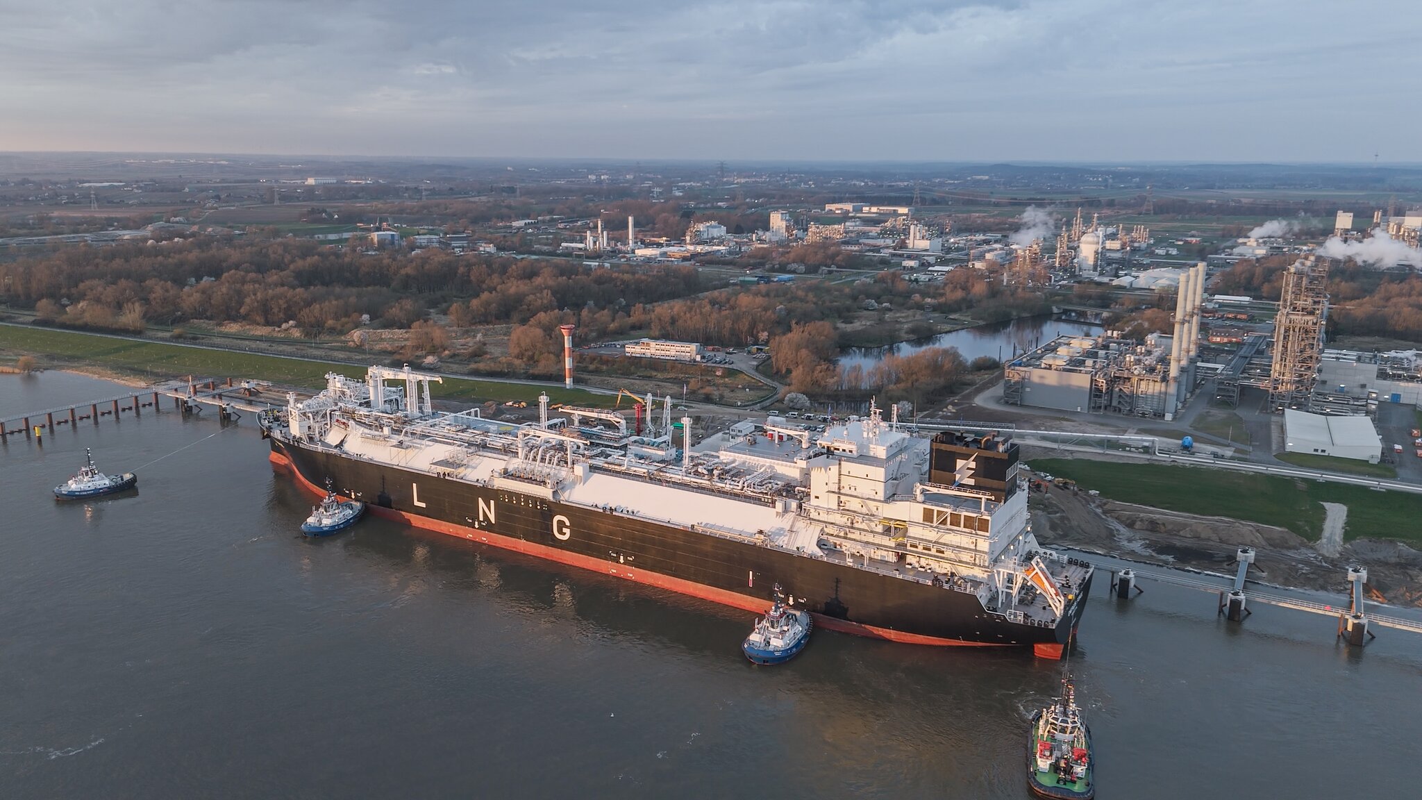 Anlegemanöver im Morgengrauen: Das schwimmende LNG-Terminal ist in ...