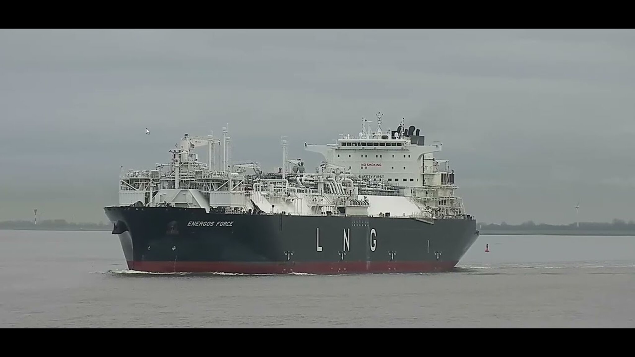 "Energos Force" passiert Cuxhaven mit voller Fahrt: Schwimmendes LNG ...