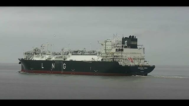 "Energos Force" passiert Cuxhaven mit voller Fahrt: Schwimmendes LNG ...